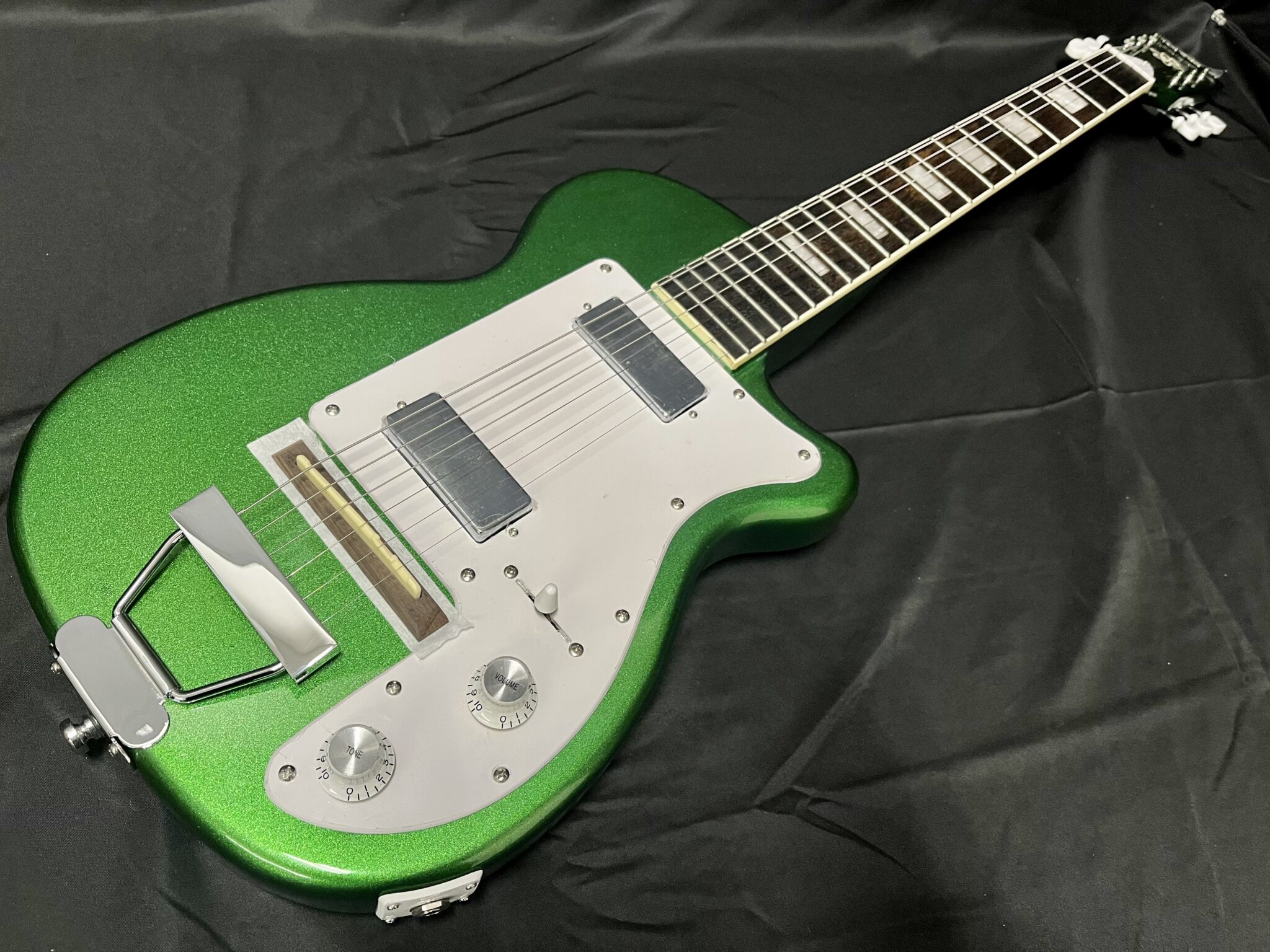 EastwoodがHarmony Stratotone H44を元に、2ピックアップ仕様で製作したAirline H44 DLXについてご紹介 ...